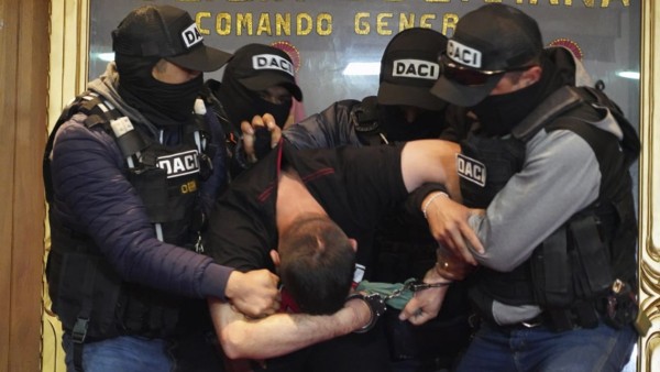 Investigan a cuatro policías del DACI por robo de $us 139.000 ...