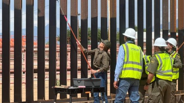 EEUU pinta de negro la valla fronteriza con México para elevar la ...